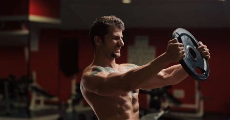 4 melhores exercícios para os ombros e um que você pode abrir mão