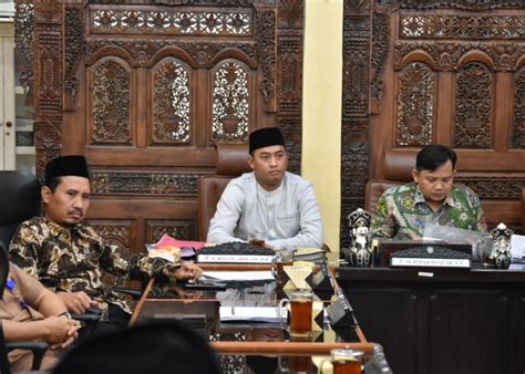 Bus Wisata Masuk Jurang Di Ow Guci Tegal Nyawa Melayang