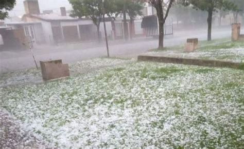 Un temporal de lluvia granizo y fuertes vientos azotó Córdoba