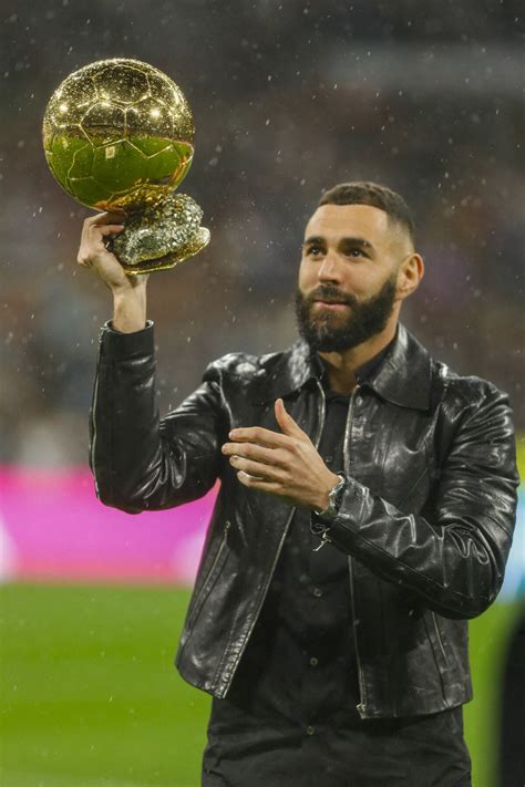 Photo Karin Benzema Pr Sente Son Ballon D Or Aux Supporters Dans Le