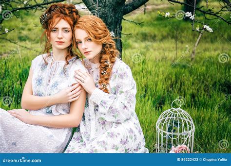 Portrait De Deux Belles Filles Rousses Image Stock Image Du Heureux