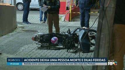 Batida entre moto e caminhonete mata uma mulher e deixa irmã dela em