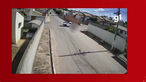 Vídeo Jovens voam após acidente entre moto e carro Mato Grosso G1
