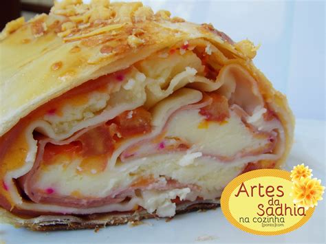 Rocambole De Massa De Pastel Assado Queijo Do Reino E Catupiry