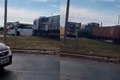 VÍDEO Colisão entre trem e ônibus deixa uma mulher morta e cinco
