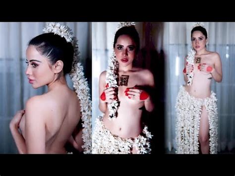 Urfi Uorfi Javed Dance On Lata Mangeshkar Famous Song Teri Mehfil Mein