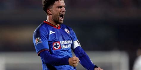 No solo en títulos hasta en afición Cruz Azul es mejor y la foto que