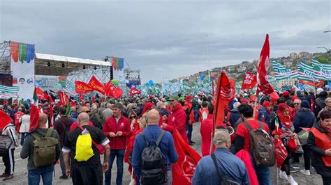 I Sindacati In Piazza A Napoli Nell Ultima Tappa Contro Il Governo