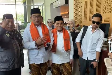 Ridwan Kamil Suswono Pakai Baju Adat Betawi Sebelum Daftar Ke KPU Jakarta