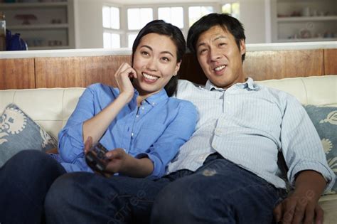 Nền Cặp đôi Châu á Ngồi Trên Ghế Sofa Xem Tv Cùng Nhau Và Hình ảnh Để