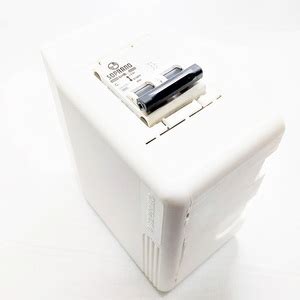 Caixa Multiuso Disjuntor Bipolar 10a E Tomada 2p T 20a Leroy Merlin
