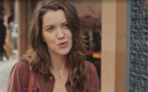 Resumo da novela Família É Tudo Vênus se mete em briga e escapa de