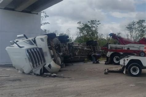 Al menos un muerto y 34 heridos deja choque entre autobús y tráiler