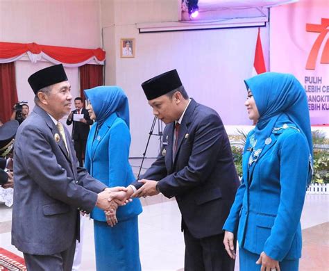 Terima SK Muflihun Sah Kembali Jabat Pj Walikota Pekanbaru Nadariau