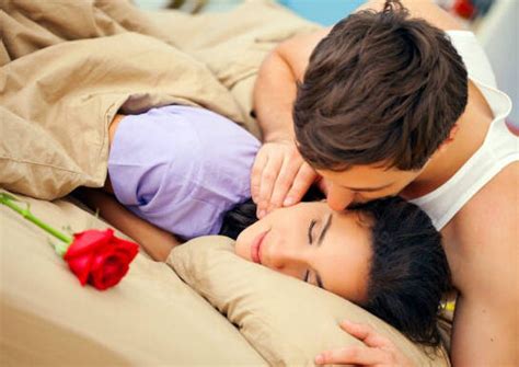 Cómo saber si un hombre está enamorado en la cama 10 gestos que lo delatan