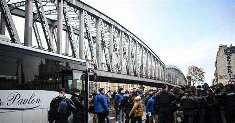 Paris un campement démantelé près d un millier de migrants mis à l abri