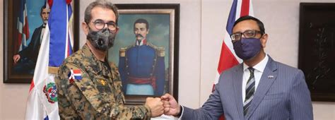 Ministro de Defensa Teniente General Carlos Luciano Díaz recibe a