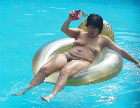 Belleza madura desnuda alrededor de la piscina Fotos eróticas y porno
