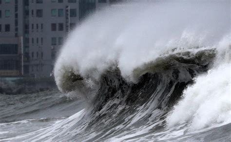 El tifón Hinnamor avanza hacia la península coreana
