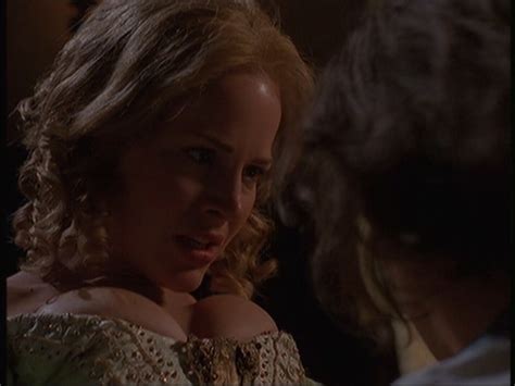 Голая Джули Бенц в Buffy the Vampire Slayer