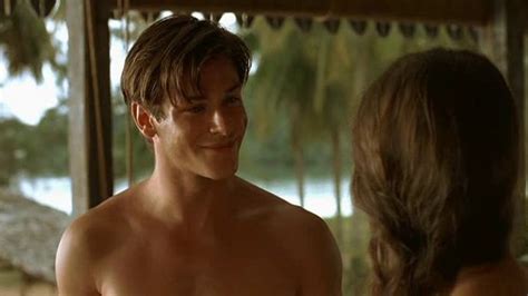 Gaspard Ulliel Astrid Berg S Frisbey Storm Un Barrage Contre Le