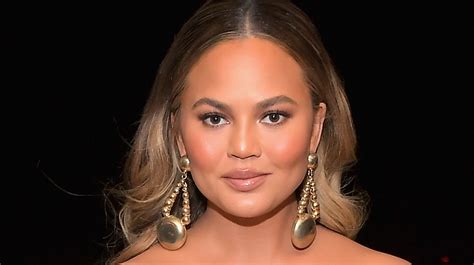 The Truth Behind Chrissy Teigen S Hilarious Wardrobe Malfunction
