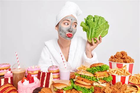 Alimentos que pioram a acne e que podem ajudar a melhorá la