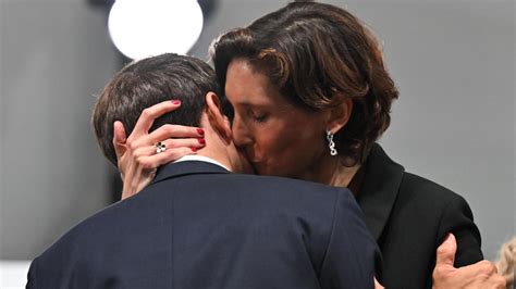 Sorpresa en Francia por el extraño beso entre Macron y su ministra de