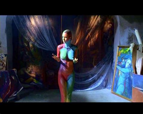 Andrea Osvárt desnuda en Surface