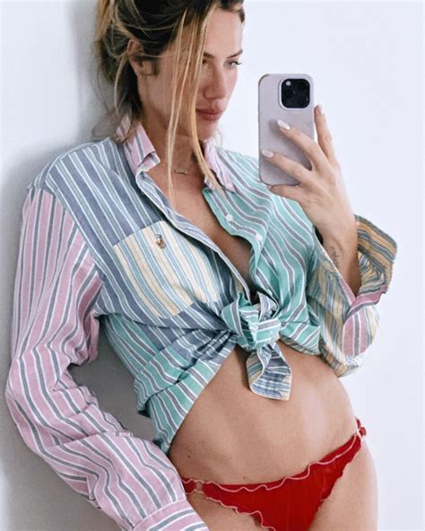 Giovanna Ewbank exibe curvas volumosas em cliques só de calcinha
