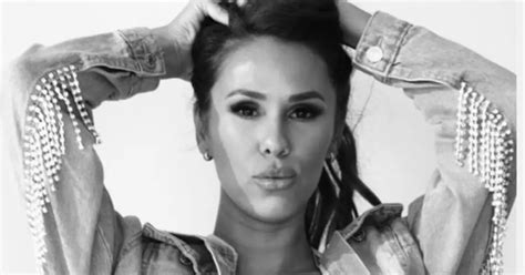 De espaldas a la cámara y con medias de red Barby Silenzi dio un