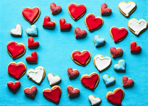 Galletas en forma de corazón rojas blancas y azules sobre un fondo