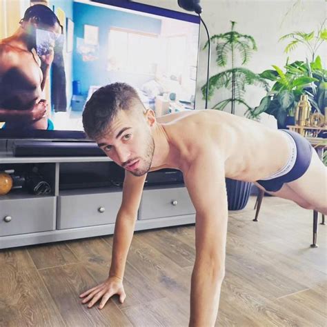 Kandydat Lewicy Grzegorz Janiczak całkowicie nago ubierał z chłopakiem
