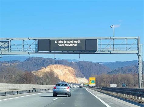 POGLED Kolumna Vesne V Godina Kogarkoli pogledaš od blizu ga