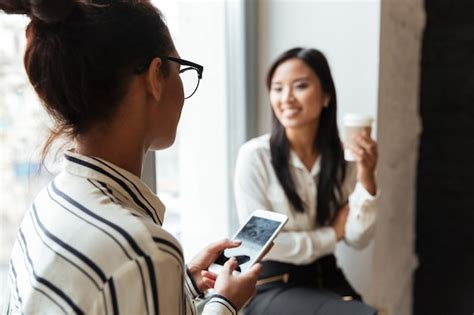 Free Photo Businesswomen Colleagues Talking With Each Other