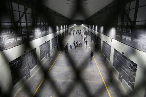Así es por dentro la nueva cárcel de El Salvador la prisión más grande