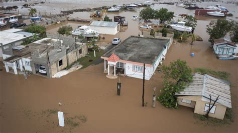 El huracán Fiona alcanza la categoría 4 y avanza hacia el norte dejando