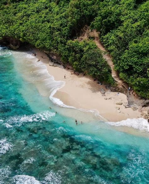 Pantai Green Bowl Pantai Tersembunyi Dengan Efek Warna Hijau Yang