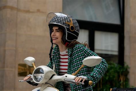 Seperti Yang Dipakai Emily In Paris Ini Vespa Dior Terbaru