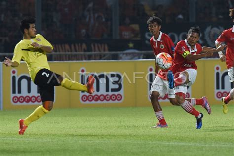 PERSIJA LAWAN SEMEN PADANG ANTARA Foto