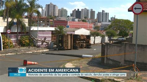 Caminhão de lixo derruba postes atinge carro e deixa coletores feridos
