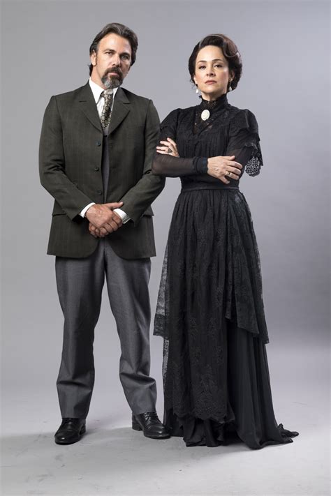 Foto Na novela Orgulho e Paixão Julieta Gabriela Duarte ao tentar