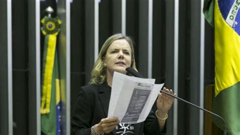 Gleisi critica veto de Bolsonaro a PL que protege menores vítimas de