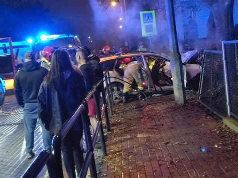 Wypadek w Bydgoszczy Auto osobowe uderzyło czołowo w drzewo Sześć