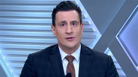 Âncora da Jovem Pan perde a linha e ataca político errado Que me