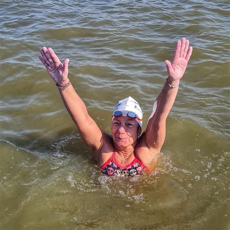 Tita Llorens primera europea que cruza el Río de la Plata a los 54