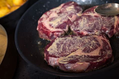 Zwiebelrost Steaks Mit Bratkartoffeln Marcher Fleischwerkstatt