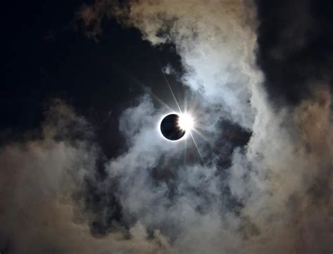 Disfrute del eclipse solar de forma segura con el Planetario de Medellín
