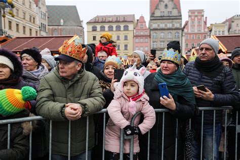 Orszak Trzech Króli na ulicach Wrocławia Deszcz i zimno ale było kol