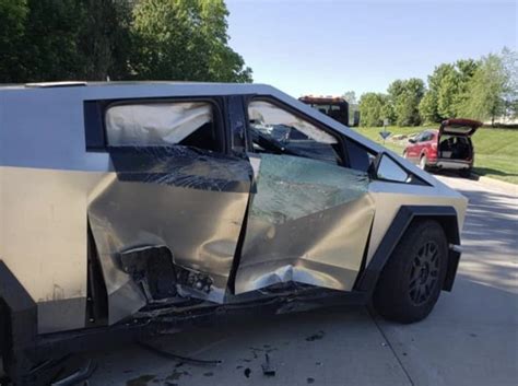 Tesla Cybertruck un exemplaire déjà transformé en épave